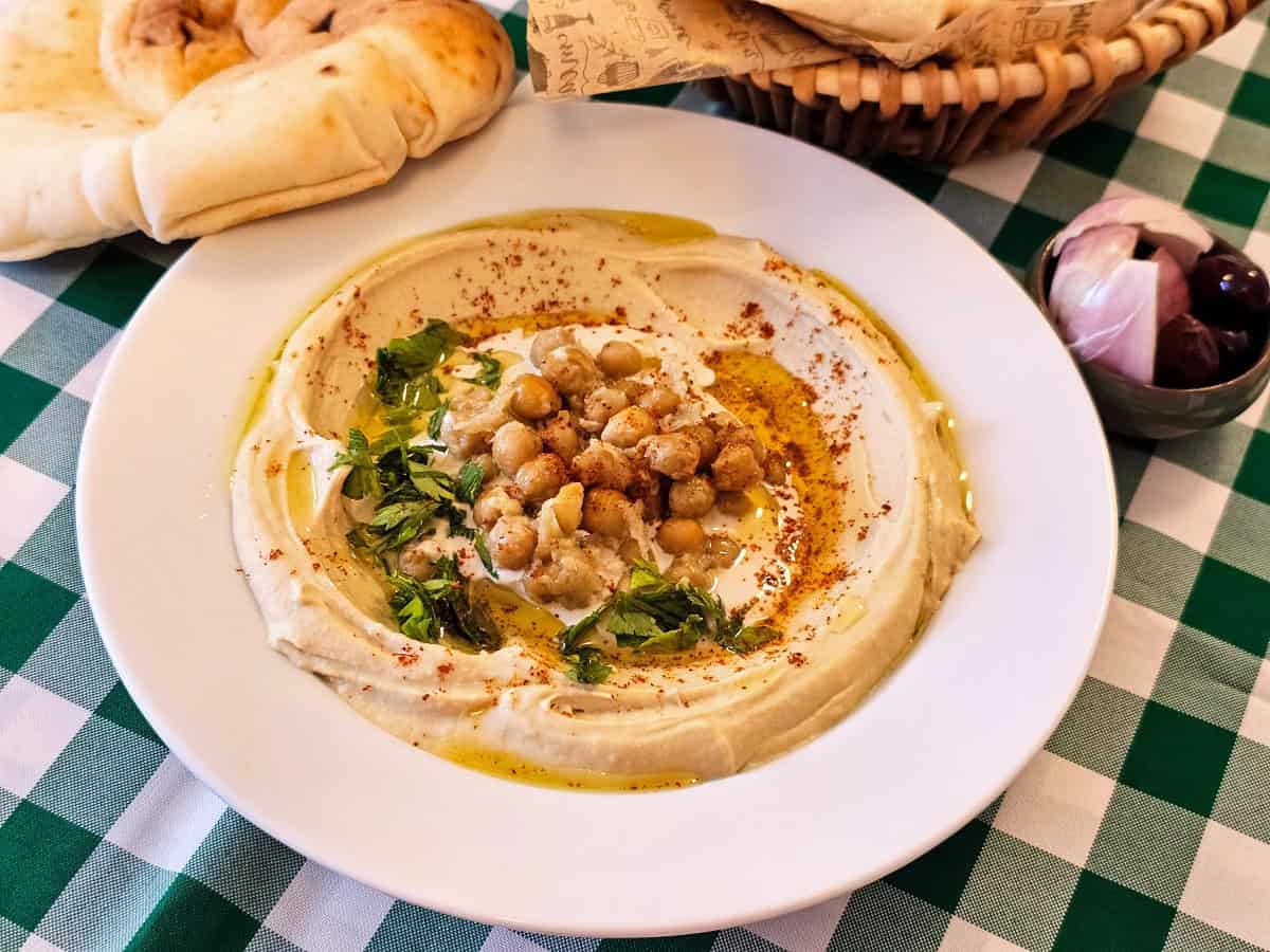 Easy Restaurant-Style Hummus Recipe – Smooth & Delicious